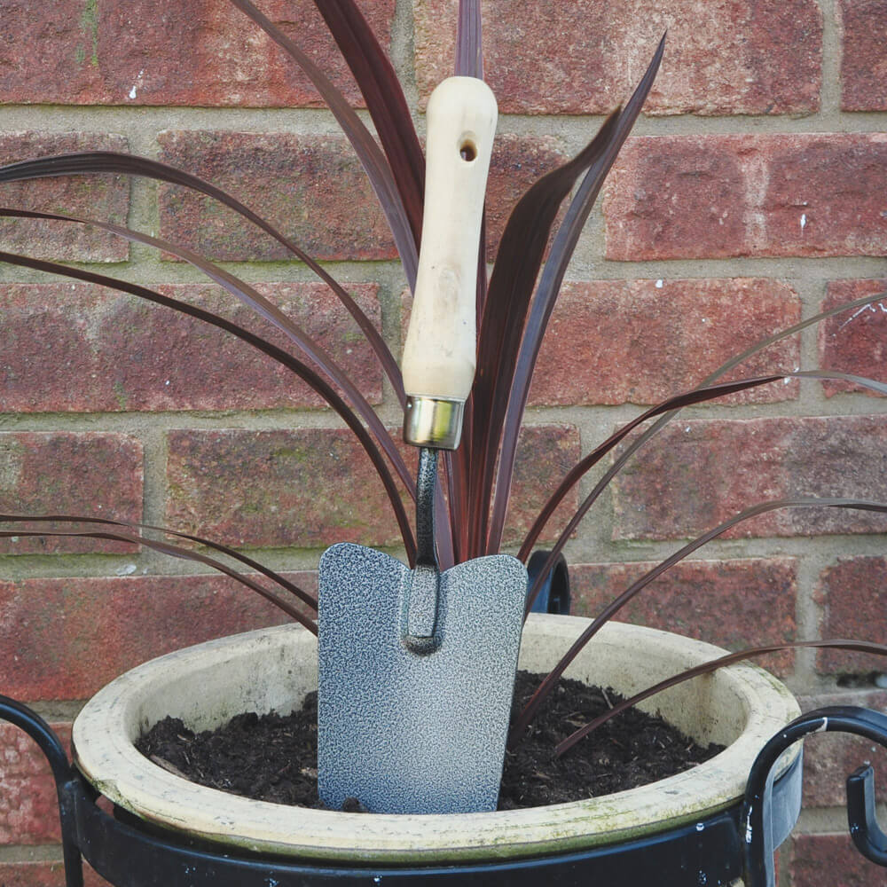 Kingfisher Wooden Handled Hand Trowel – New Gardener